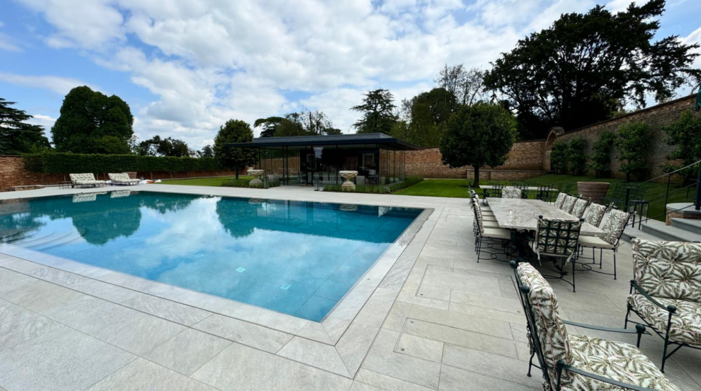 NEW MAPEI POOL CONSTRUCTED AT MAGNIFICENT GREAT TEW - Tilezine